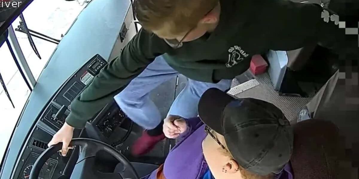 Video: bambino di seconda media afferra il volante dello scuolabus e lo fa accostare dopo che l ...
